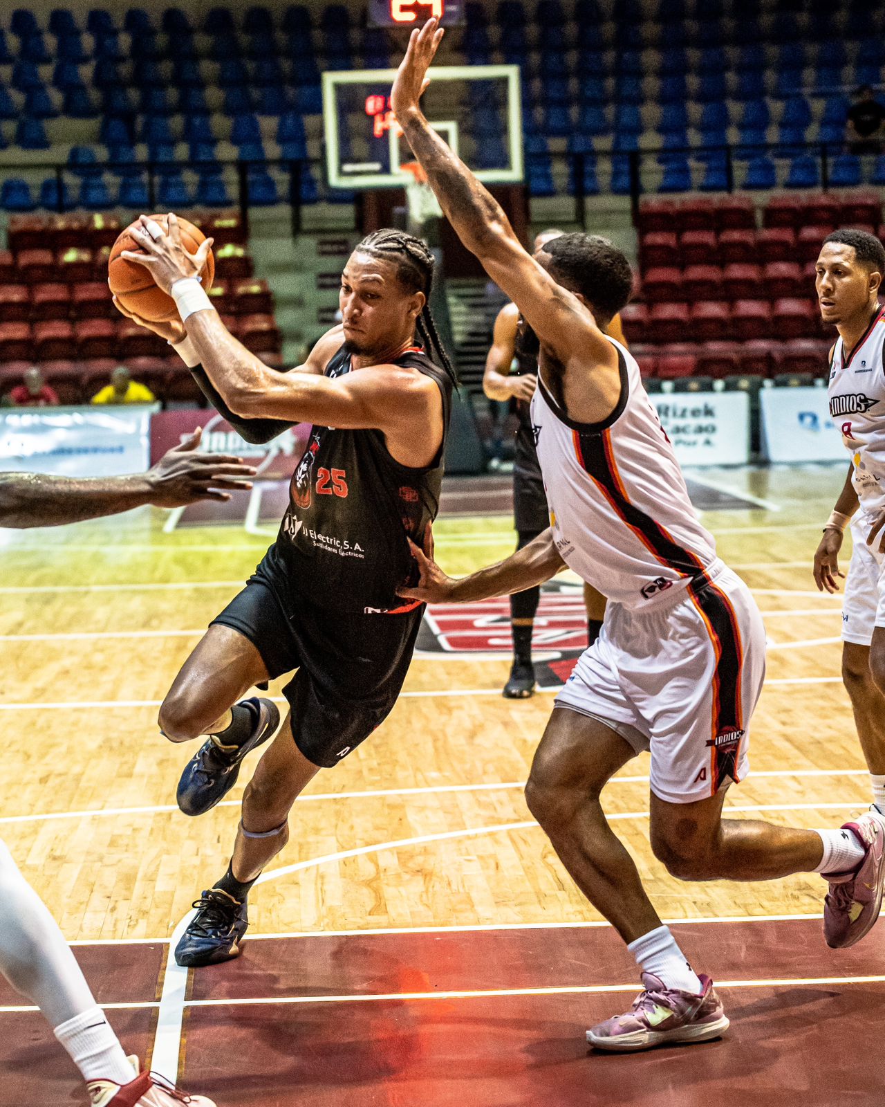 Quezada doble-doble en sexta victoria de Leones – Dominicanos en Basket